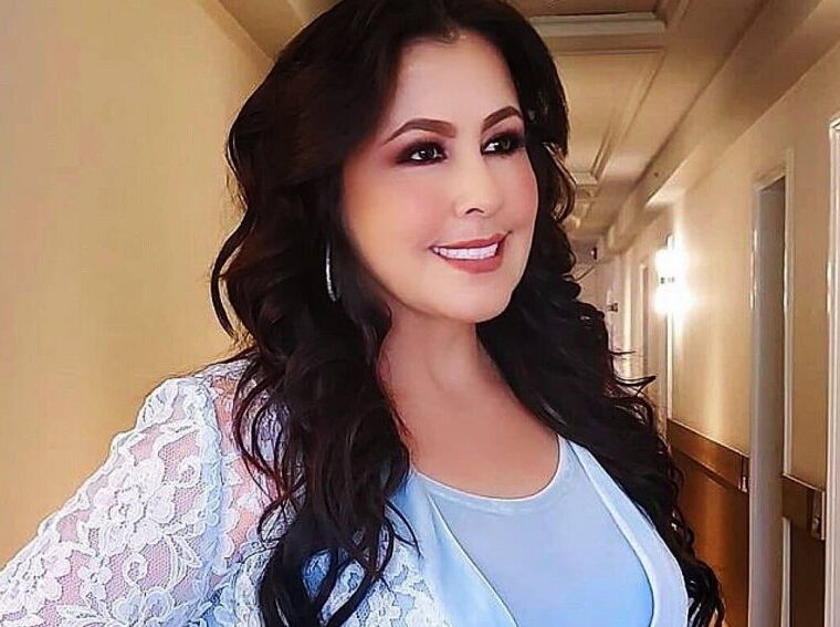 POR ALGO LA LLAMAN LA REINA DE LA MUSICA POPULAR - Hola Estereo